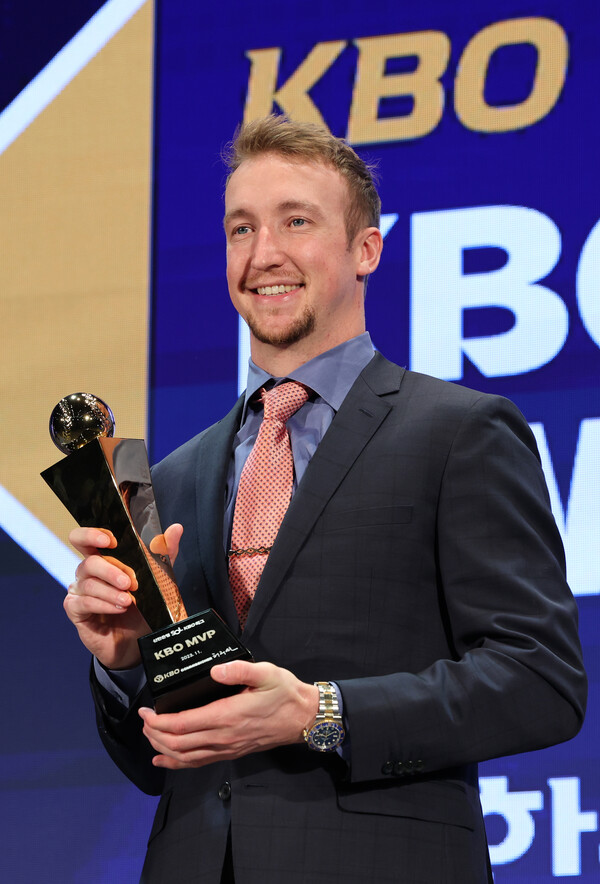 [포토] KBO리그 MVP 선정된 NC 투수 페디